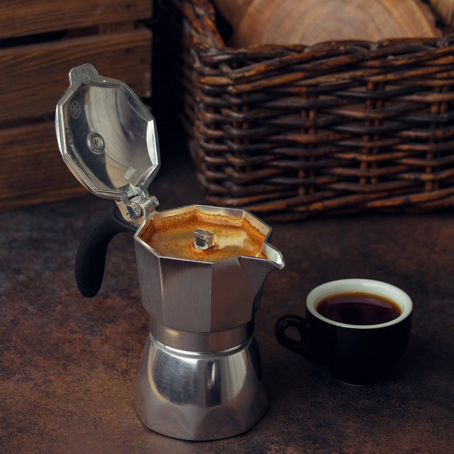 9 Best Moka Pots Rated and Reviewed in Detail (Winter 2022)